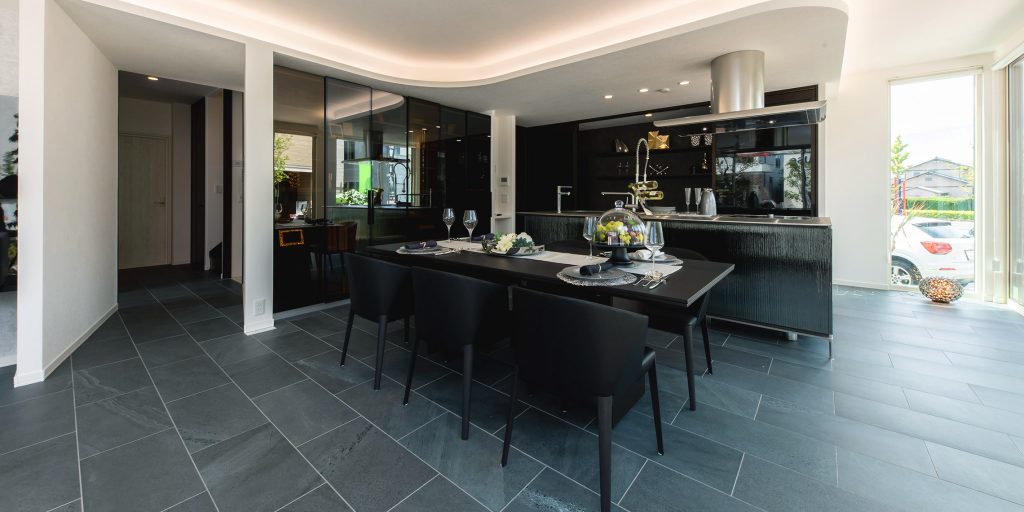 ブラック＆ホワイトのコントラストが美しいLDK | 施工事例 | RIVIERA デザインタイル・天然石のリビエラ株式会社